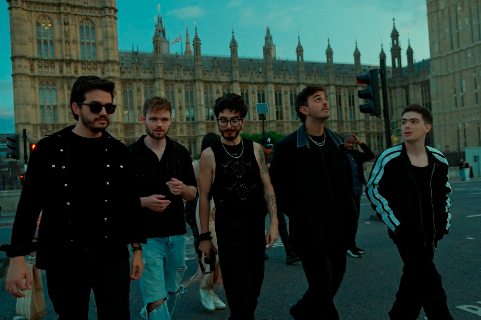 Morat presenta "Someone I Used to Know" junto al cantante James TW